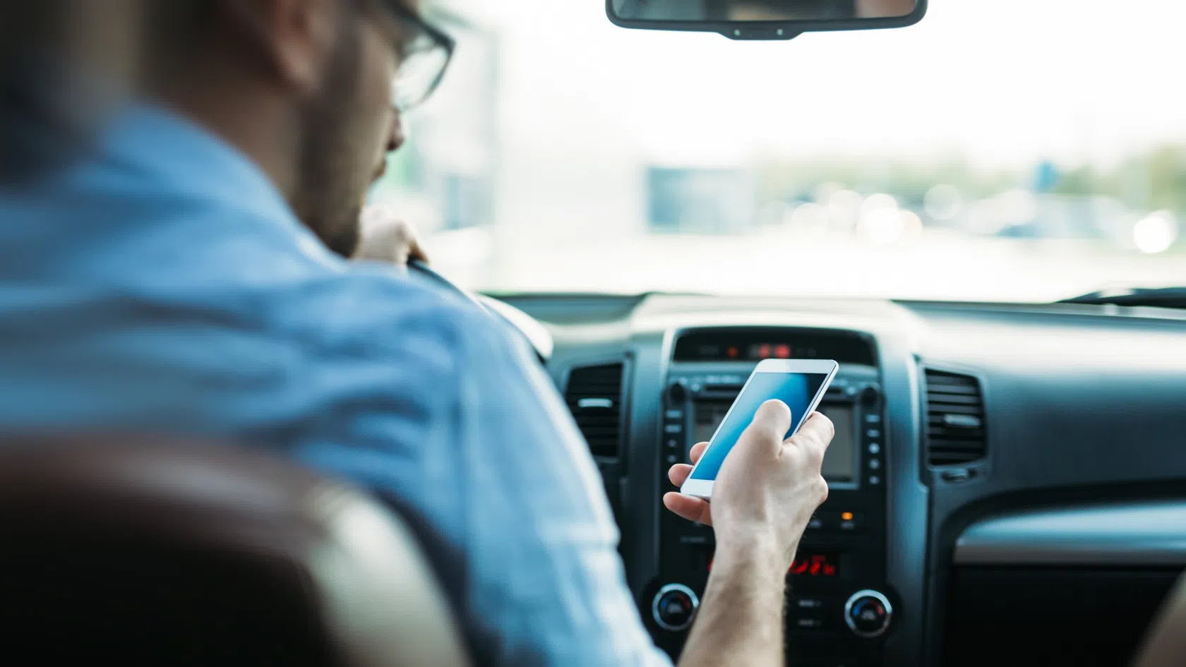 Multas por telemóvel ao volante: saiba quanto arrisca | Auto.PT