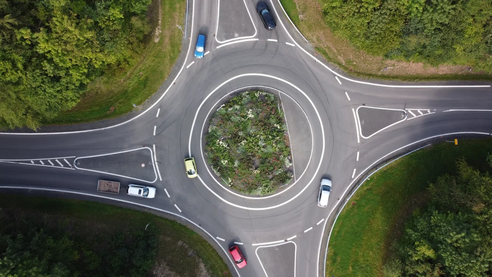 Como evitar acidentes nas rotundas (guia prático) | Auto.PT