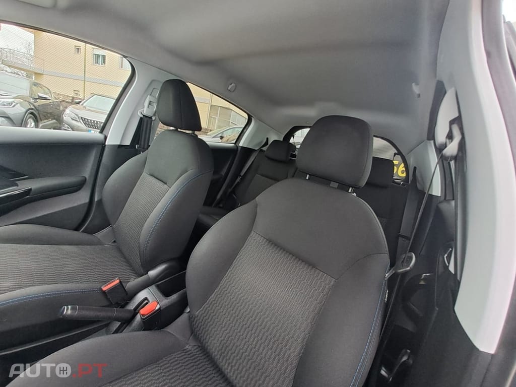 Peugeot 208 1.2 PureTech Signature Gasolina - 11.997€ - Porto | Auto.PT