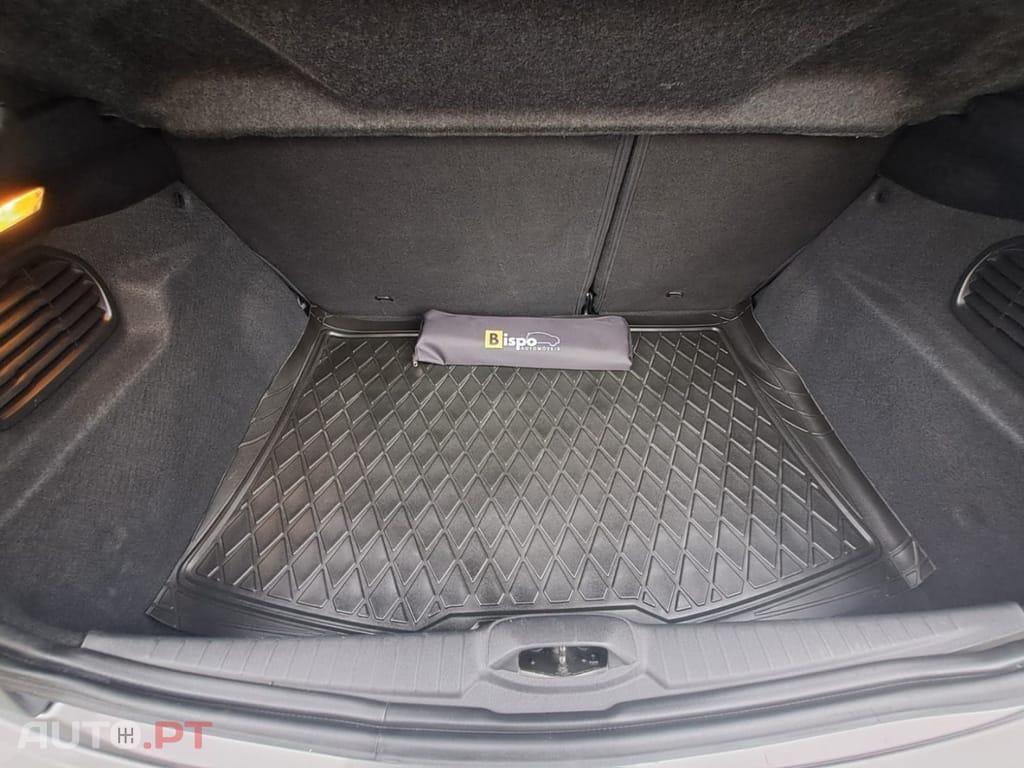 Peugeot 208 1.2 PureTech Signature Gasolina - 11.997€ - Porto | Auto.PT